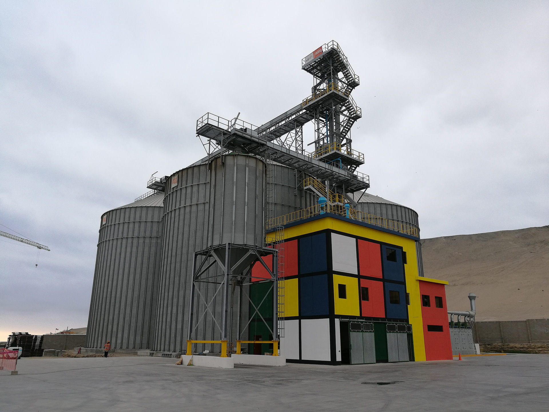 Impianto di stoccaggio per mais e grano della capacità complessiva di ...